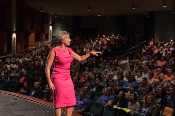 Guest Speaker vs Keynote Speaker—Know the Difference Guest Speaker vs Keynote Speaker—Know the Difference